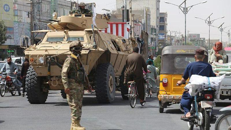 طالبان تجري محادثات مع مسؤولين غربيين مع تفاقم الأزمة الإنسانية في